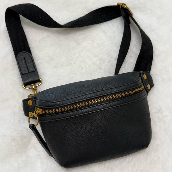 Target | Bags | Target Black Crossbody Bag With Gold Hardware | Poshmark